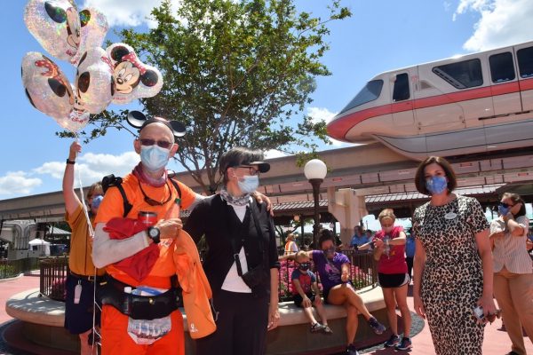 Disney Cast Members Surprise Runner After Amazing 2,761-Mile-Long ...