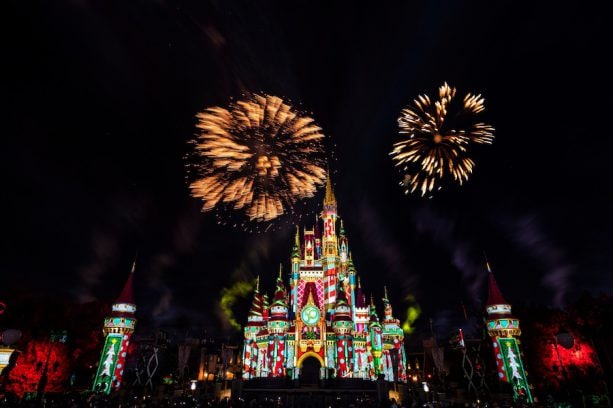 4 Ways to Enjoy the Holidays at Walt Disney World with MagicBand+ | The ...