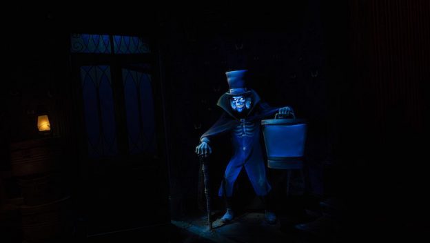 Hatbox Ghost Materializes at the Haunted Mansion | The Main Street Mouse