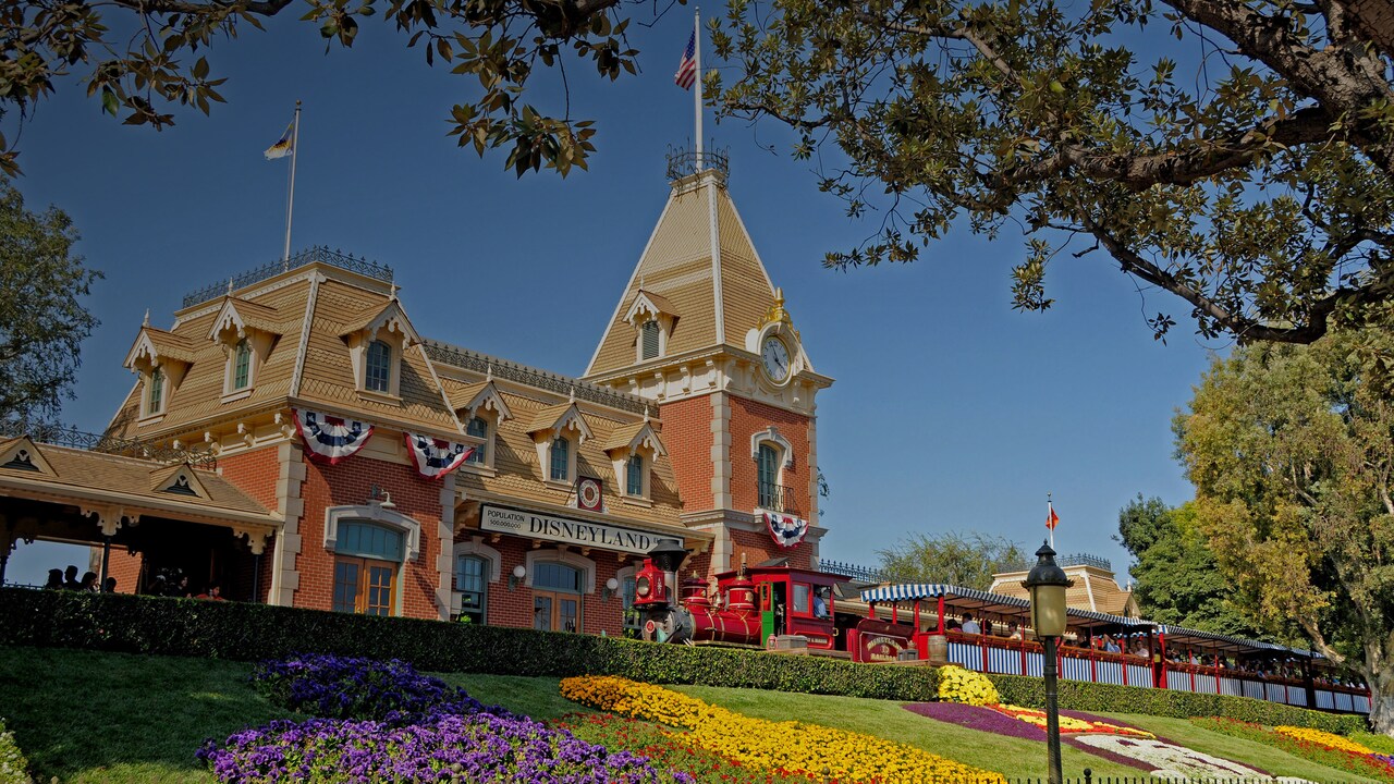 Main Street, U.S.A. at Disneyland Park | Disneyland Resort