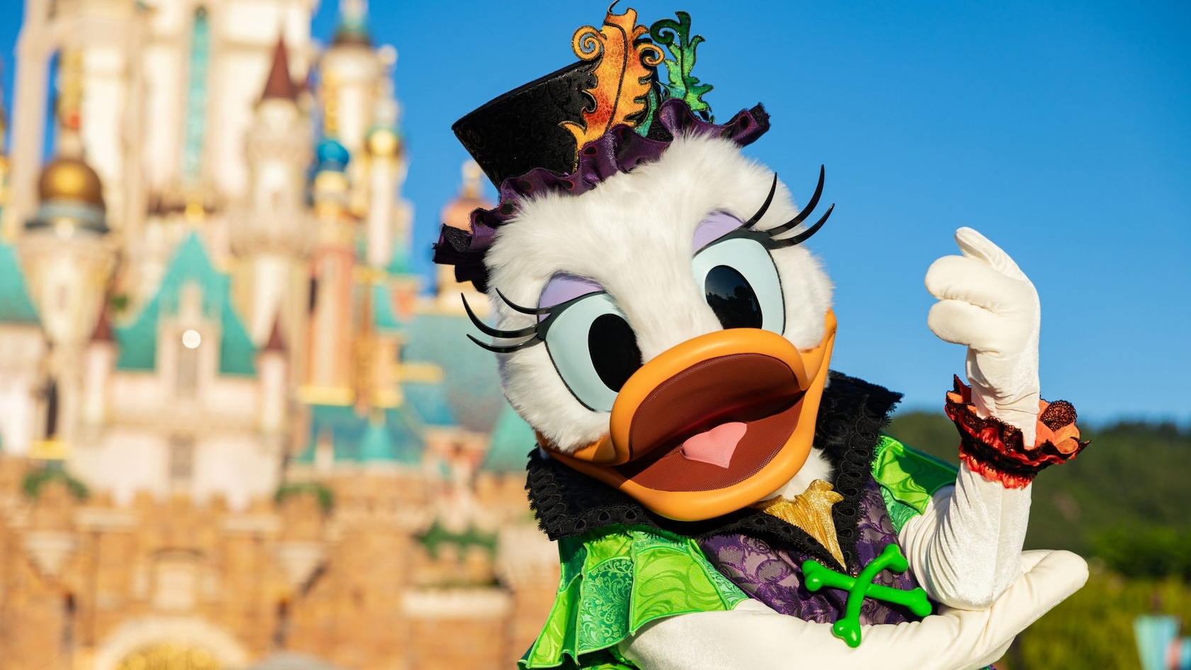 Daisy Duck | Characters | Hong Kong Disneyland Resort