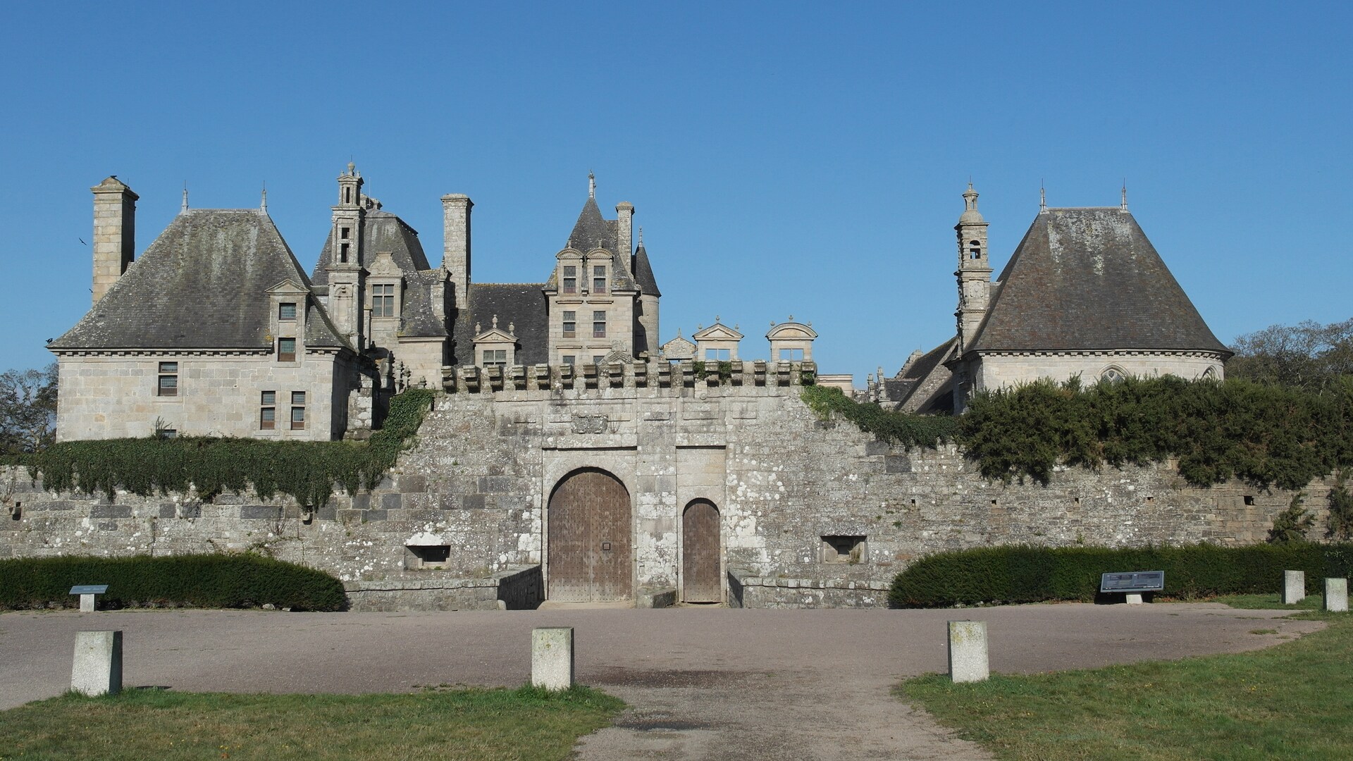 Morlaix Guided Tour & Visit to Chateau Kerjean near Brest | Disney ...