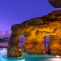 Ka Maka Grotto Infinity Pool | Aulani Hawaii Resort & Spa