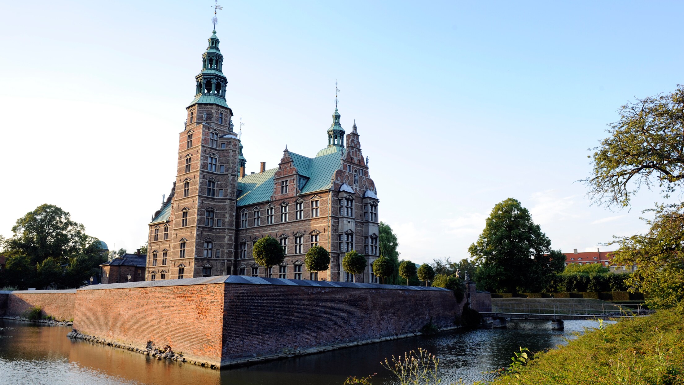 The Homespun and the Opulent