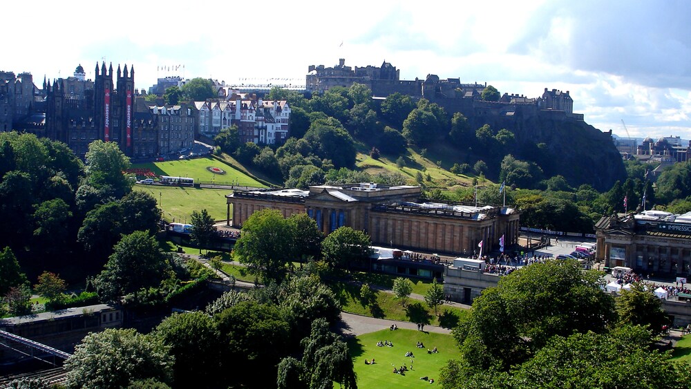 Edinburgh City, Castle, Vintage Bus and Afternoon Tea | Disney Cruise Line